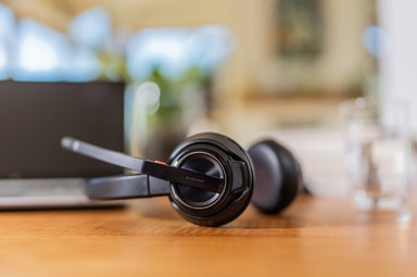 HP Poly Savi 8220-M høretelefoner med base | Elgiganten