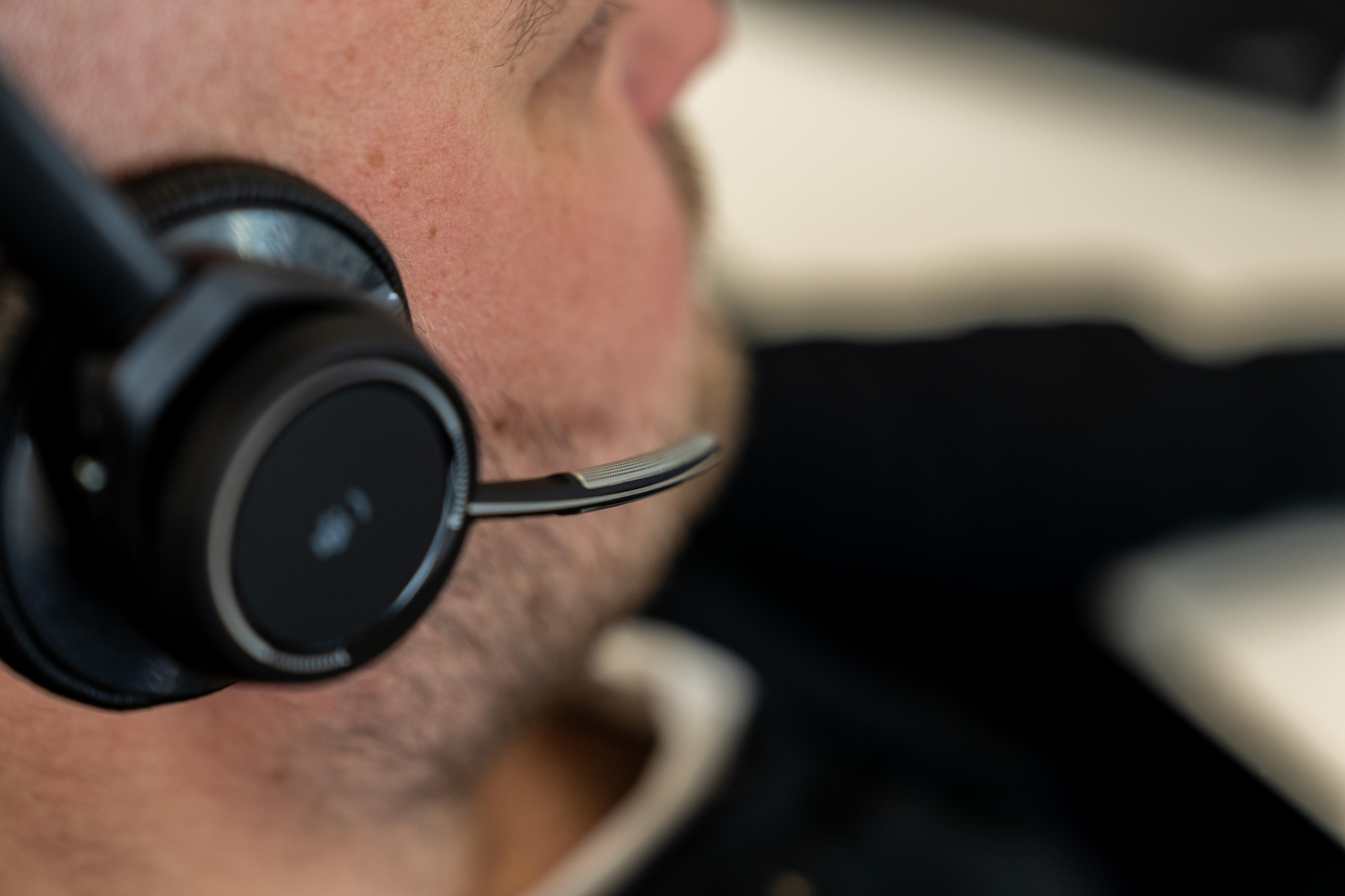 Sådan vælger du det rigtige headset til arbejdet | Elgiganten