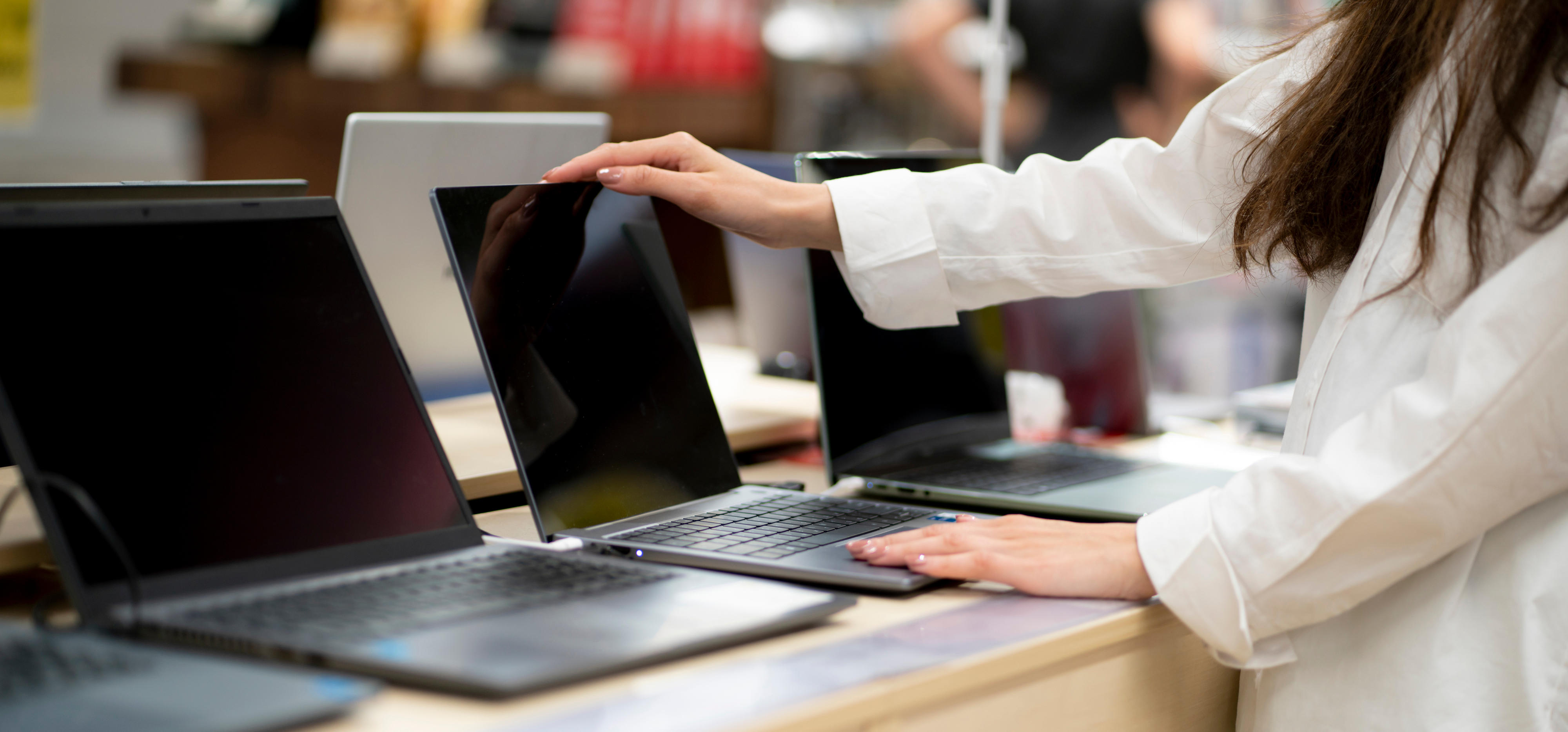 Billig bærbar | Vi hjælper dig med at vælge en billig laptop | Elgiganten