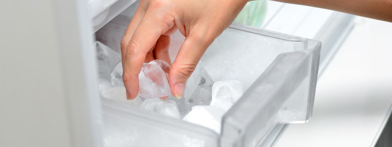 Freezer with an integrated ice cube maker | Elgiganten
